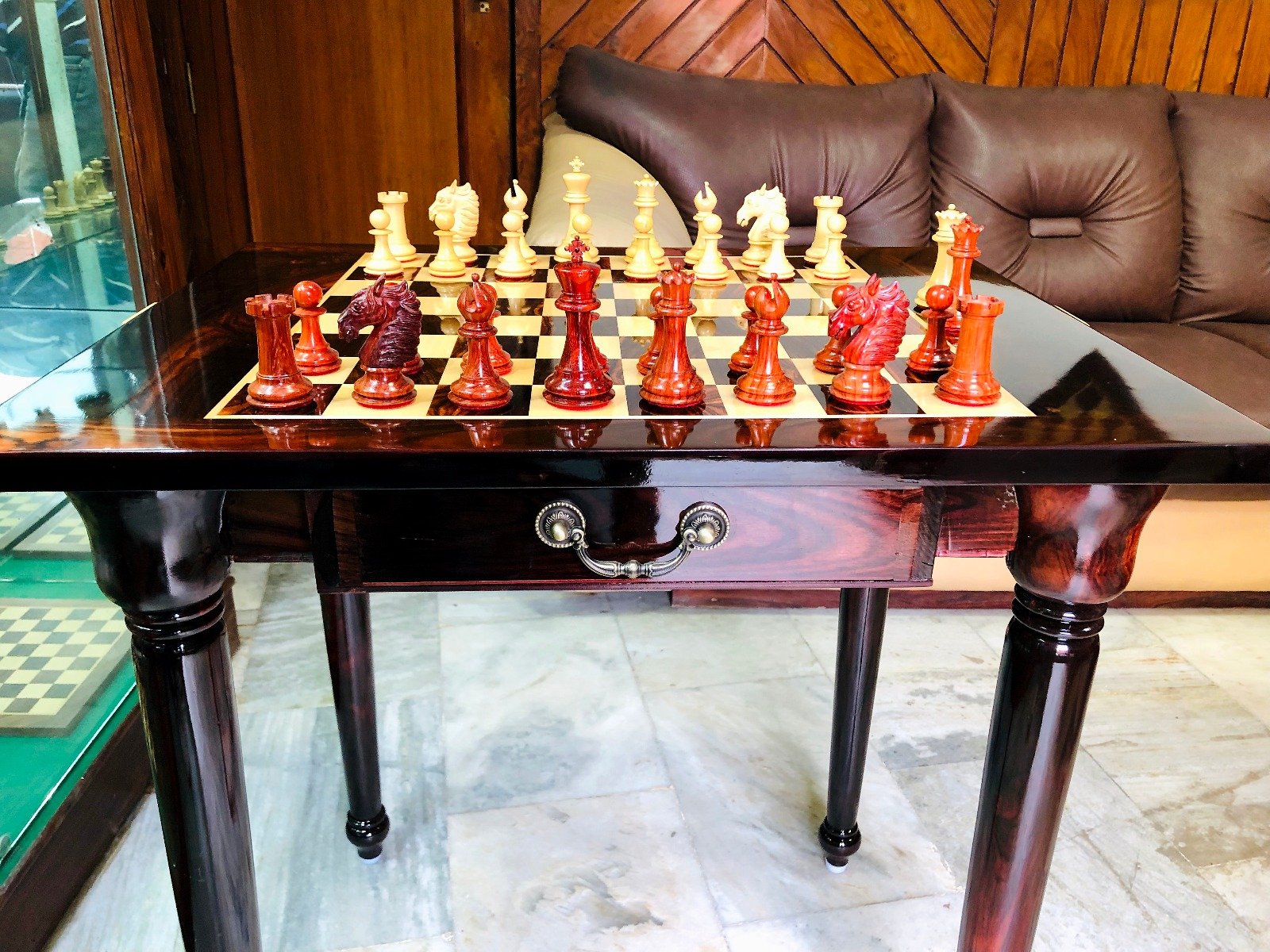 The Victoria Series Luxury Chess Table & Master Series Chess Pieces ...